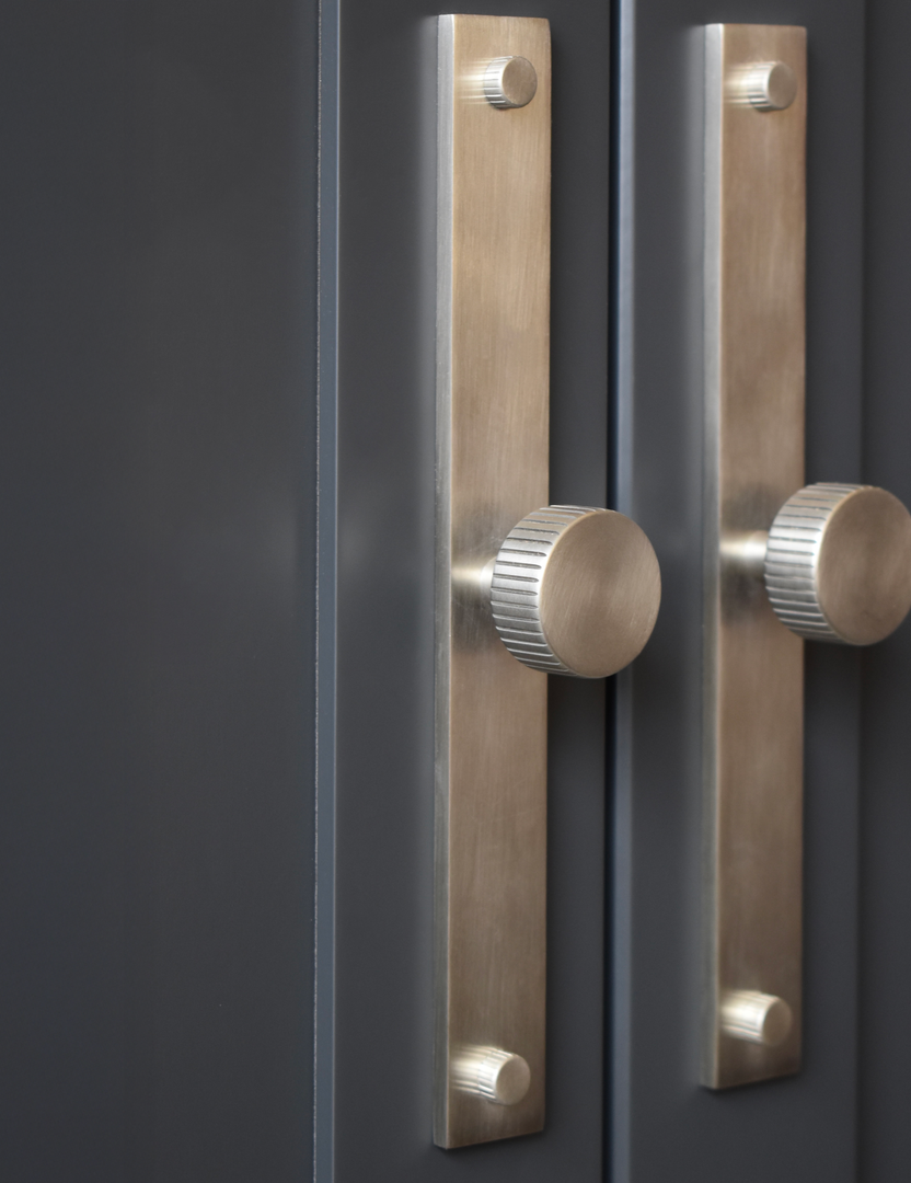 MIX Straight Knurled Cabinet Knob & Backplate | Armac Martin